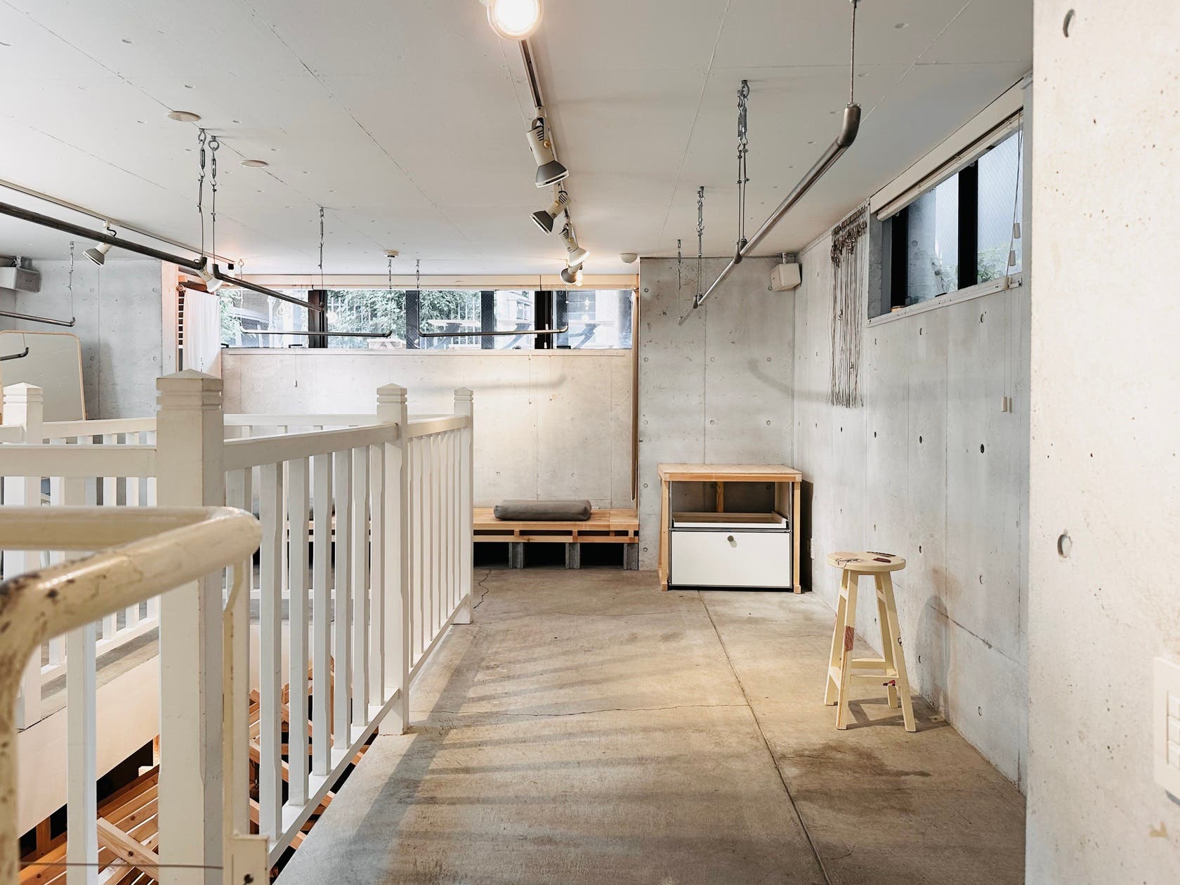 表参道駅徒歩7分、1階にはカフェ併設の自由空間の写真2