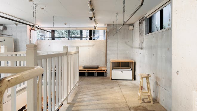 表参道駅徒歩7分、1階にはカフェ併設の自由空間の写真2