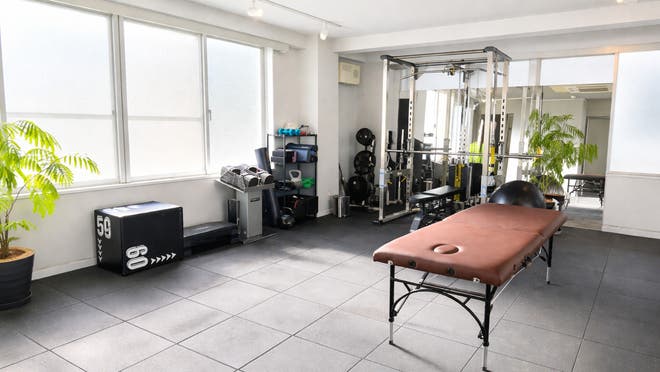 代々木駅から徒歩2分の広々レンタルジムの写真1