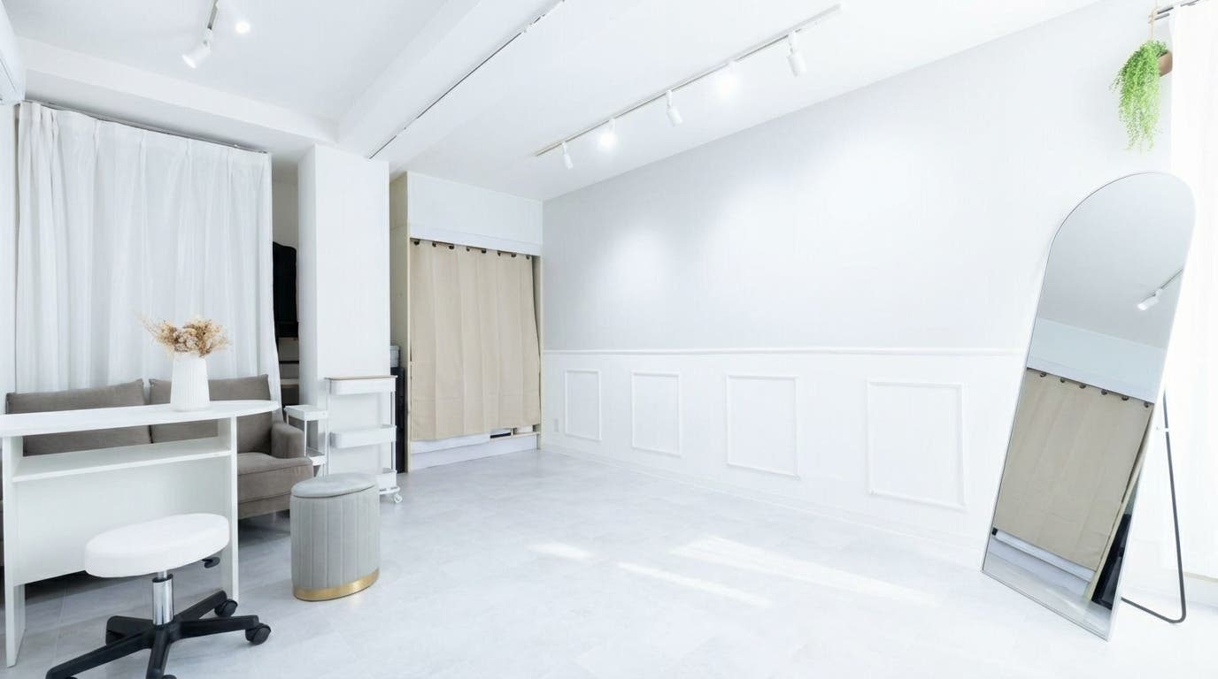 【💐撮影小物無料｜なんば駅5分すぐ】自然光が降り注ぐ完全貸切の撮影スタジオ✨モール壁で高級感グッと演出/ ポートレートの写真14