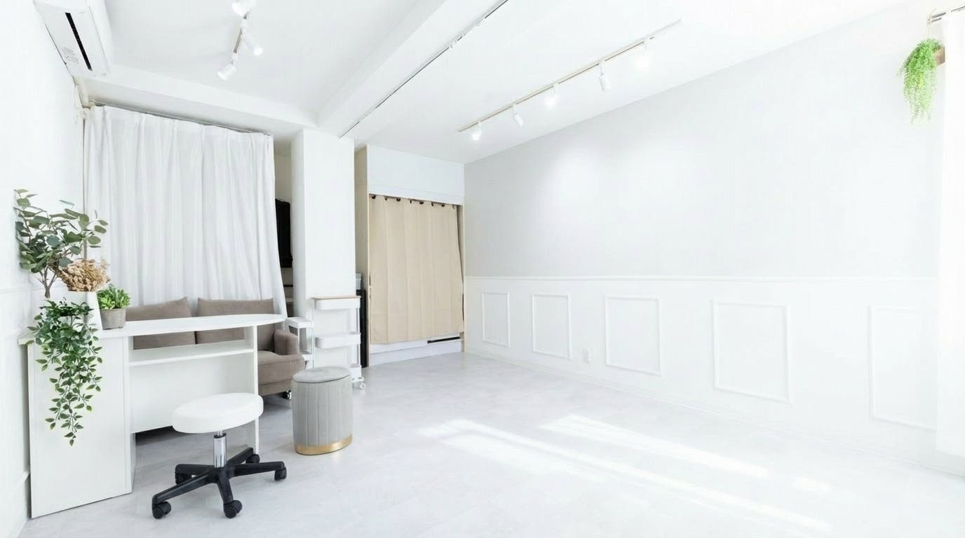 【💐撮影小物無料｜なんば駅5分すぐ】自然光が降り注ぐ完全貸切の撮影スタジオ✨モール壁で高級感グッと演出/ ポートレートの写真20