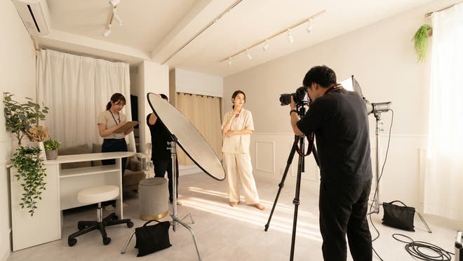 【💐撮影小物無料|なんば駅5分すぐ】自然光が降り注ぐ完全貸切の撮影スタジオ✨モール壁で高級感グッと演出/ ポートレートの写真3