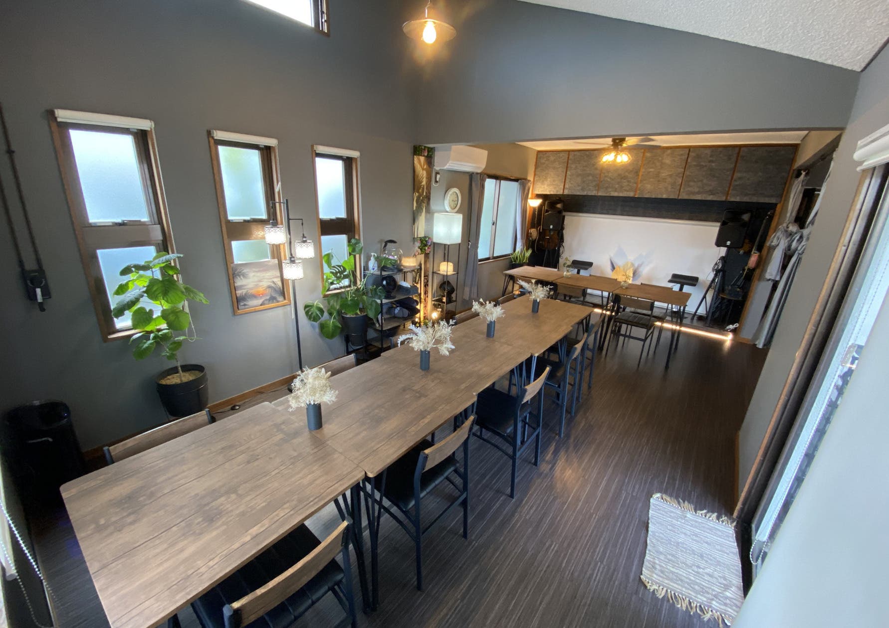 貸切カフェ！人気の北谷アラハビーチから徒歩1分！小規模パーティーやミニLIVE、セミナー講演、ワークショップなど使い方いろいろ♪の写真1