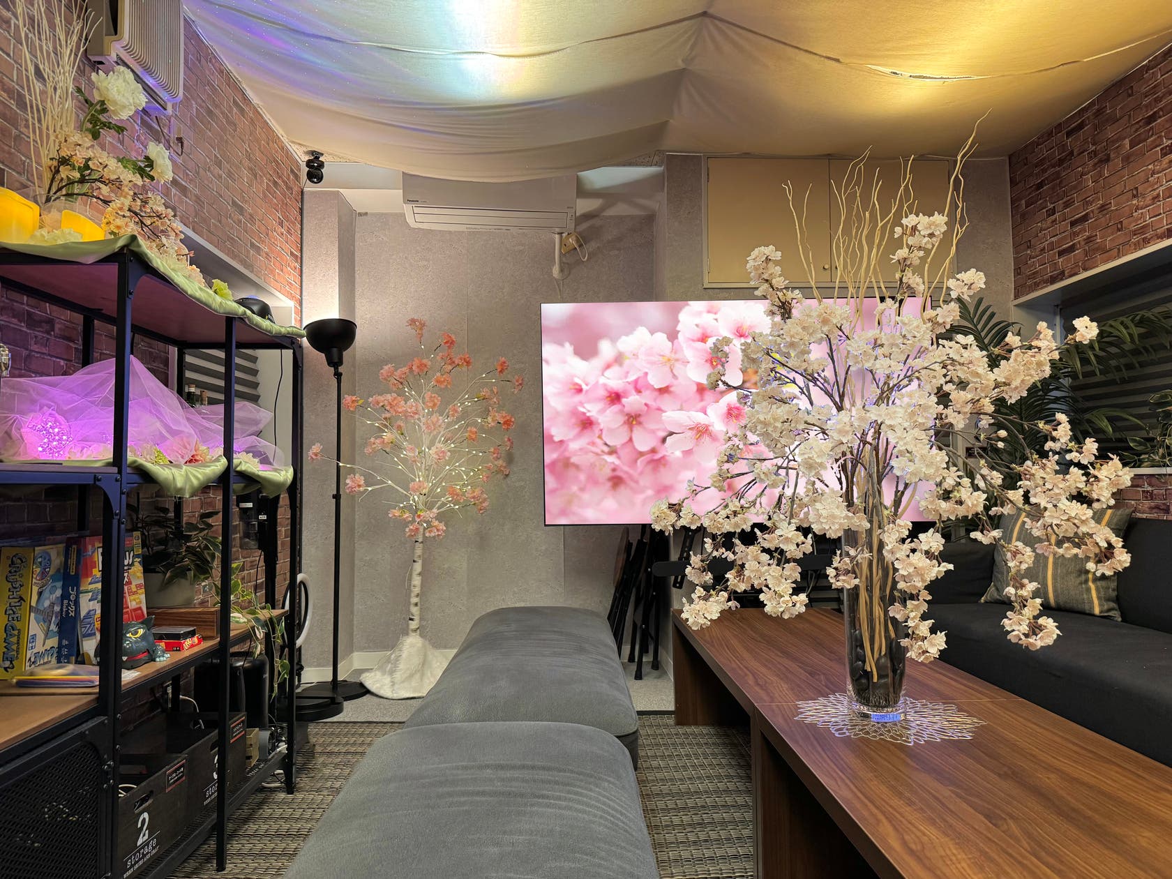 🌸インドア花見開催中!!🌸神田駅徒歩5分🚃本格電気式ピザ窯🍕75インチ大画面テレビ📺 14名ソファー席🛋️の写真2