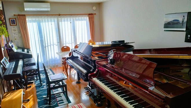 山形市|グランドピアノ2台完備のレンタル練習室の写真1