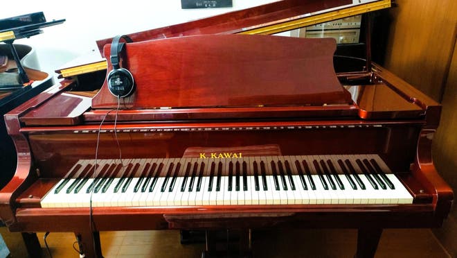 山形市|グランドピアノ2台完備のレンタル練習室の写真4