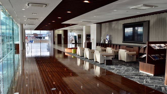 【トヨタモビリティ富山 高岡】国道8号線沿い!2階ショールームをまるごと利用可能!最大50名!イベント、研修、セミナーなどに!の写真2