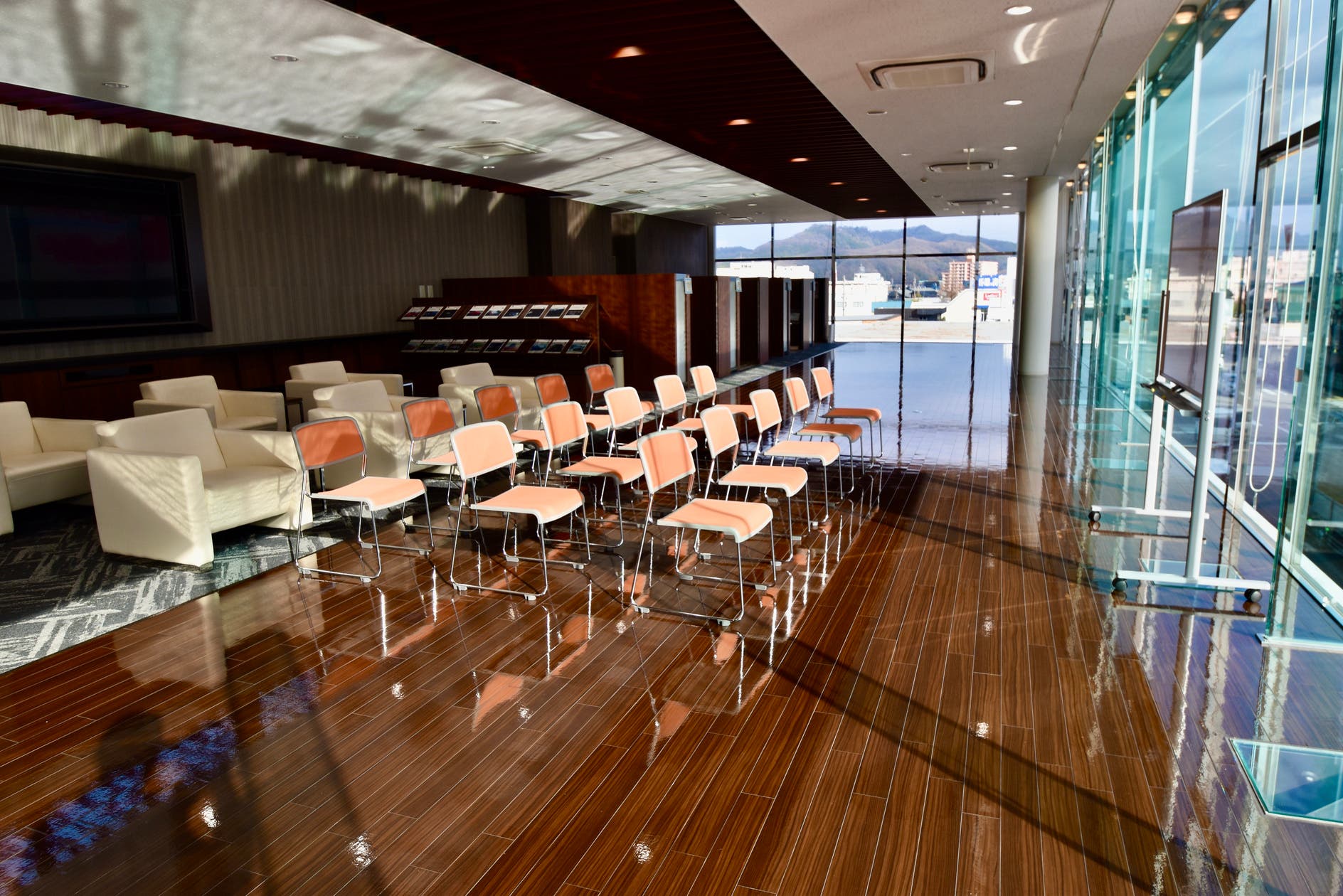 【トヨタモビリティ富山 高岡】国道8号線沿い！2階ショールームをまるごと利用可能！最大50名！イベント、研修、セミナーなどに！の写真6