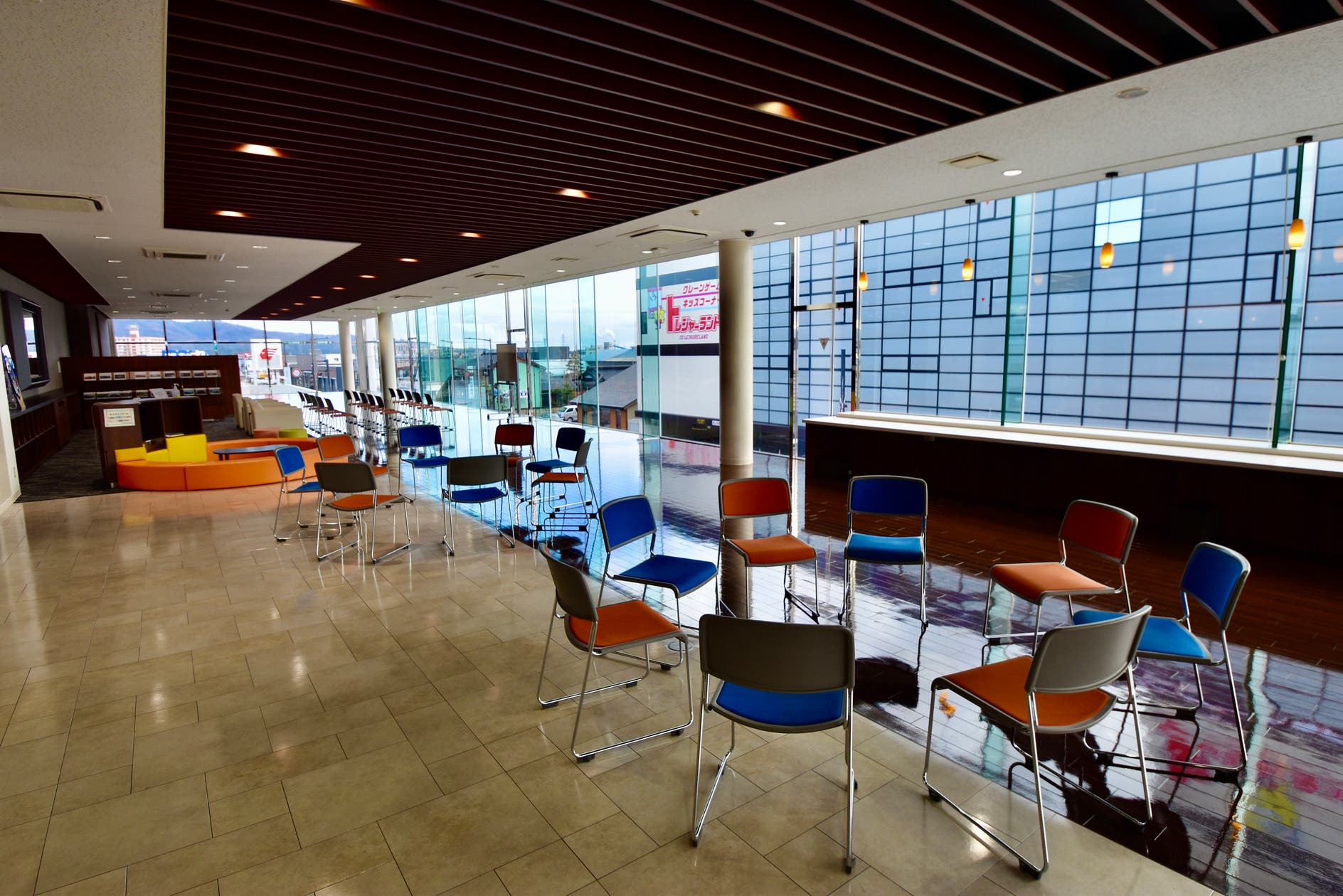 【トヨタモビリティ富山 高岡】国道8号線沿い！2階ショールームをまるごと利用可能！最大50名！イベント、研修、セミナーなどに！の写真7