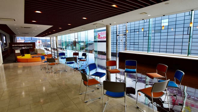 【トヨタモビリティ富山 高岡】国道8号線沿い!2階ショールームをまるごと利用可能!最大50名!イベント、研修、セミナーなどに!の写真7