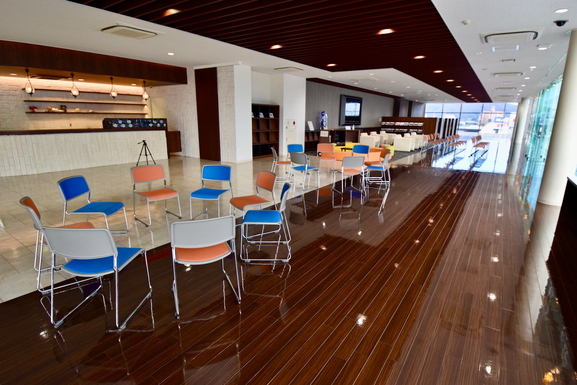 【トヨタモビリティ富山 高岡】国道8号線沿い！2階ショールームをまるごと利用可能！最大50名！イベント、研修、セミナーなどに！の写真8