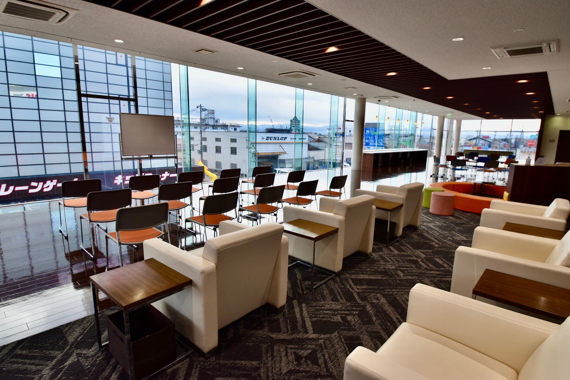 【トヨタモビリティ富山 高岡】国道8号線沿い！2階ショールームをまるごと利用可能！最大50名！イベント、研修、セミナーなどに！の写真9