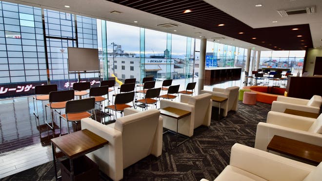 【トヨタモビリティ富山 高岡】国道8号線沿い!2階ショールームをまるごと利用可能!最大50名!イベント、研修、セミナーなどに!の写真9