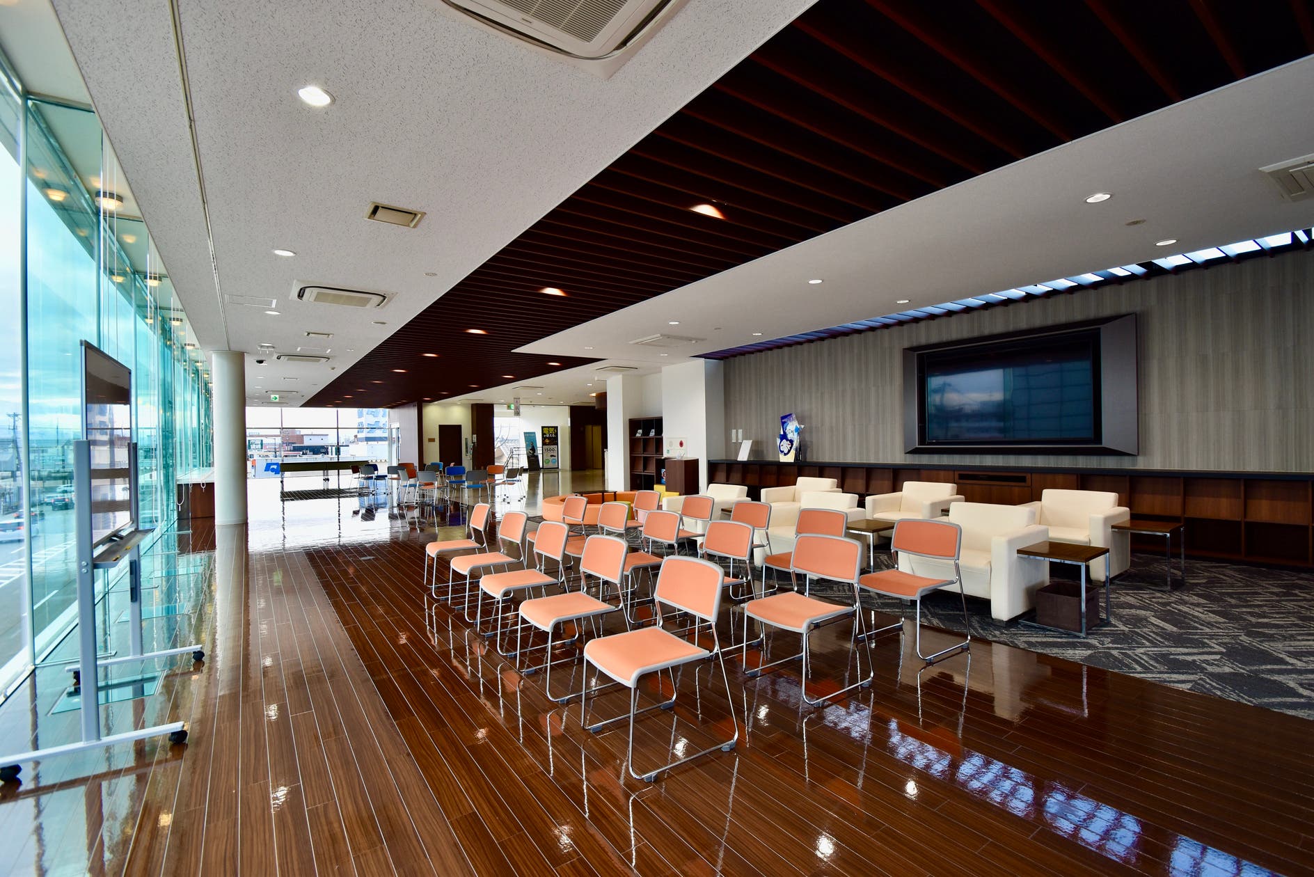 【トヨタモビリティ富山 高岡】国道8号線沿い！2階ショールームをまるごと利用可能！最大50名！イベント、研修、セミナーなどに！の写真10