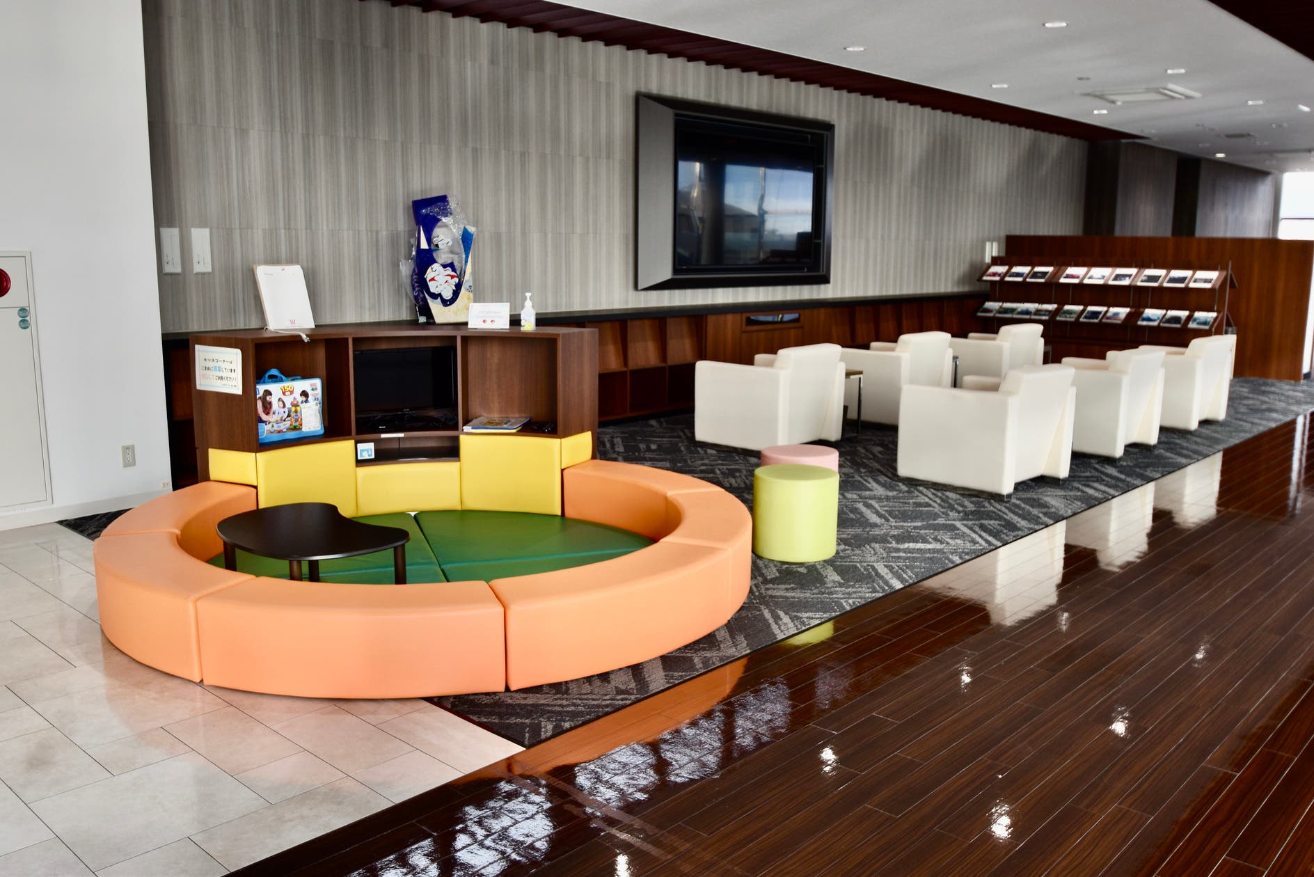 【トヨタモビリティ富山 高岡】国道8号線沿い！2階ショールームをまるごと利用可能！最大50名！イベント、研修、セミナーなどに！の写真12