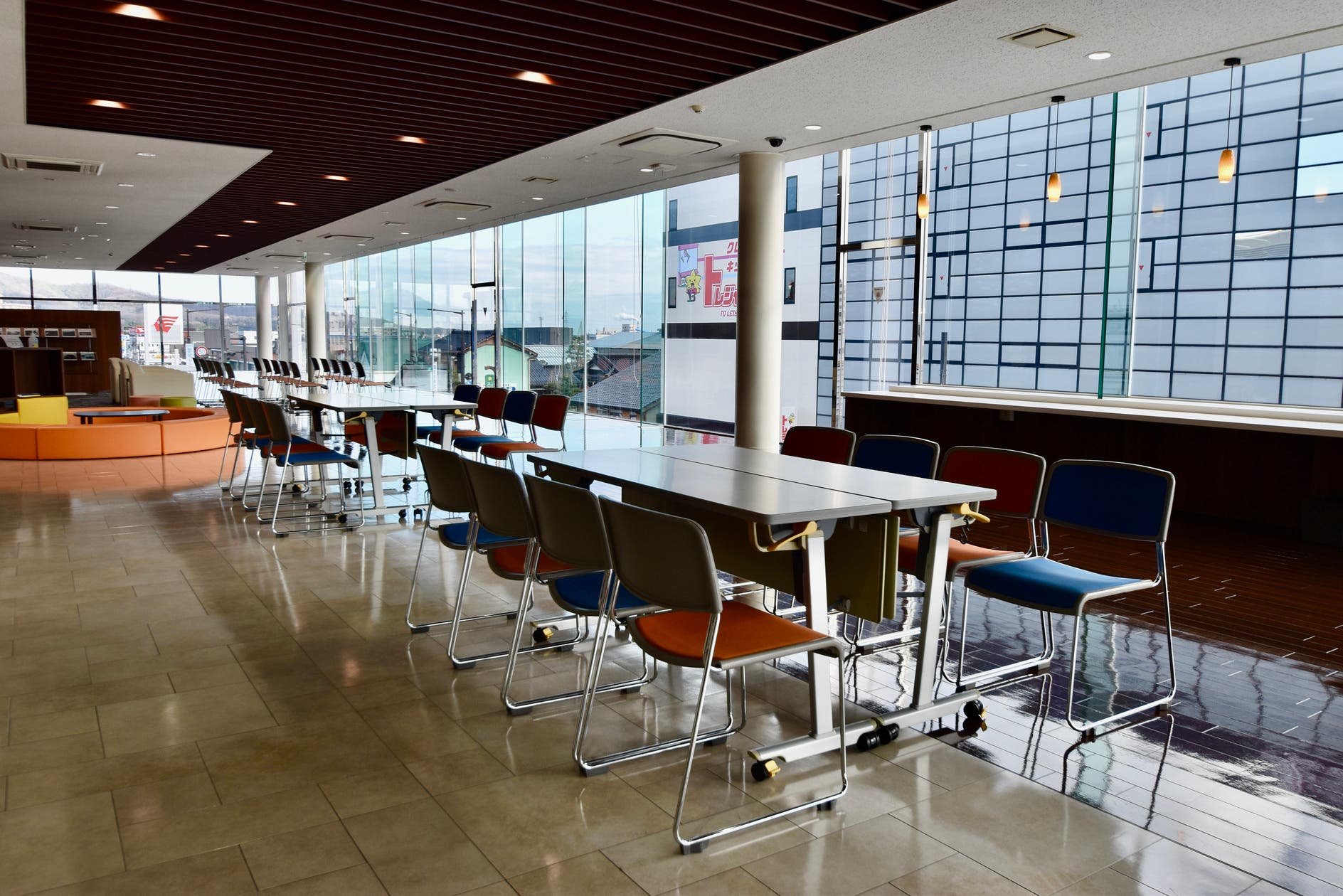 【トヨタモビリティ富山 高岡】国道8号線沿い！2階ショールームをまるごと利用可能！最大50名！イベント、研修、セミナーなどに！の写真14