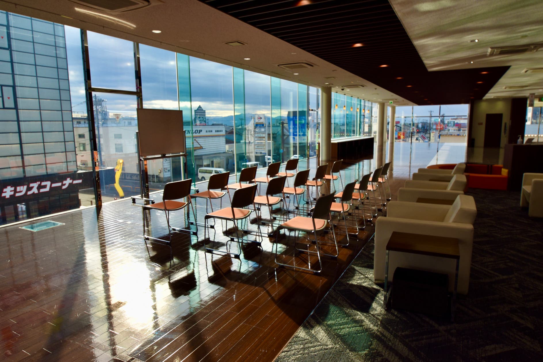 【トヨタモビリティ富山 高岡】国道8号線沿い！2階ショールームをまるごと利用可能！最大50名！イベント、研修、セミナーなどに！の写真15