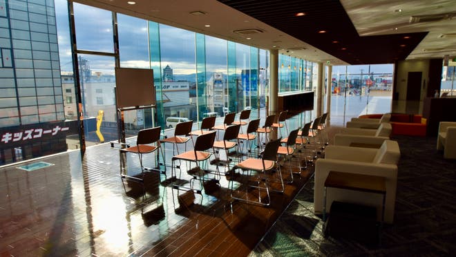 【トヨタモビリティ富山 高岡】国道8号線沿い!2階ショールームをまるごと利用可能!最大50名!イベント、研修、セミナーなどに!の写真15