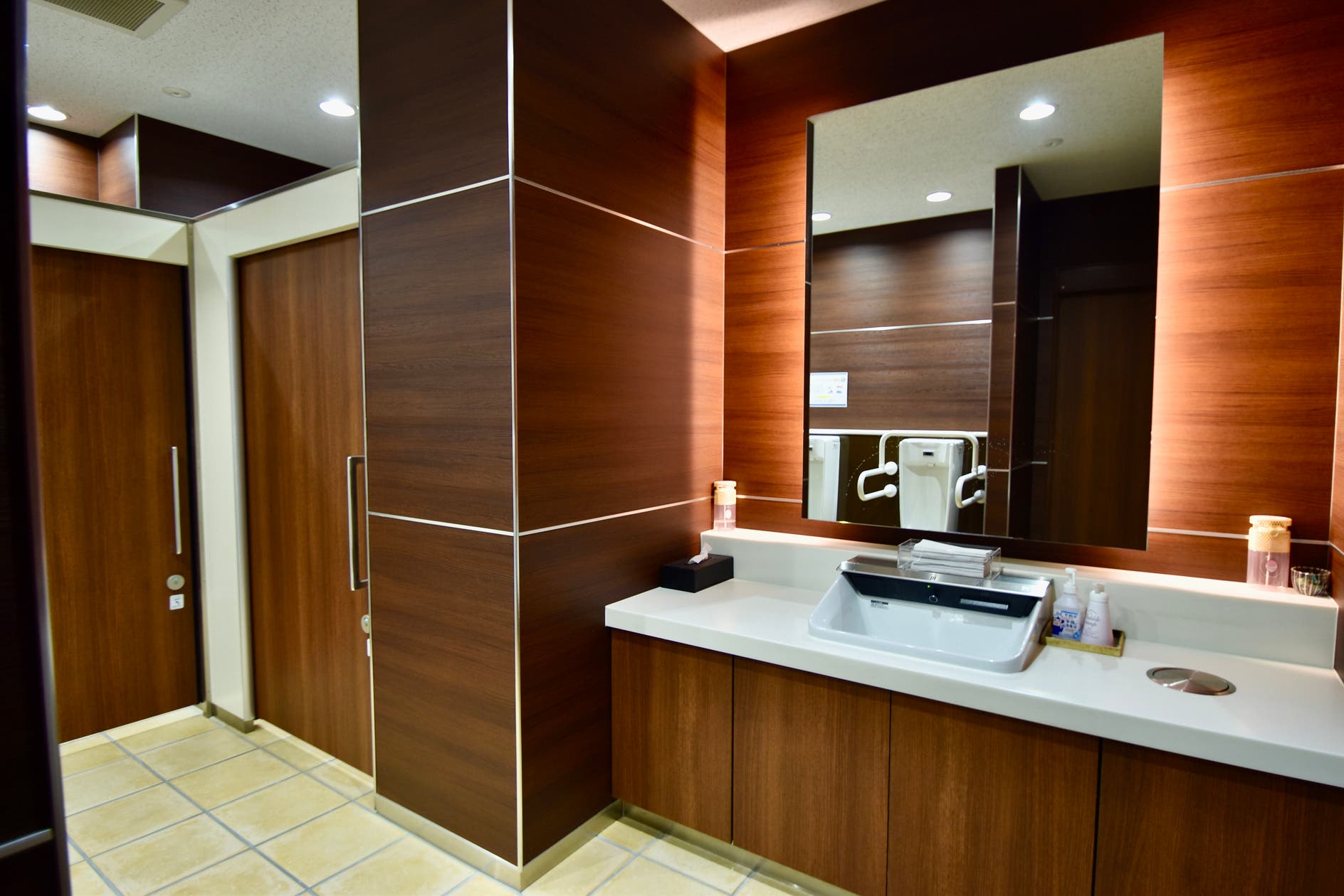 【トヨタモビリティ富山 高岡】国道8号線沿い！2階ショールームをまるごと利用可能！最大50名！イベント、研修、セミナーなどに！の写真19