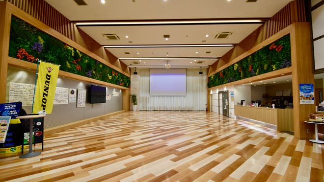 【トヨタモビリティ富山 五福】五福末広町駅より徒歩1分!大型プロジェクター!最大30名!イベント、研修、セミナー、展示会などに!の写真1