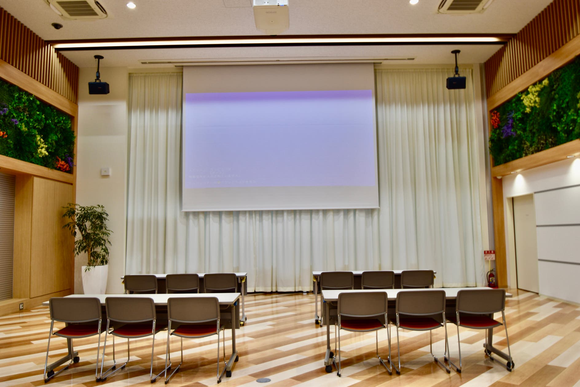 【トヨタモビリティ富山 五福】五福末広町駅より徒歩１分！大型プロジェクター！最大30名！イベント、研修、セミナー、展示会などに！の写真5