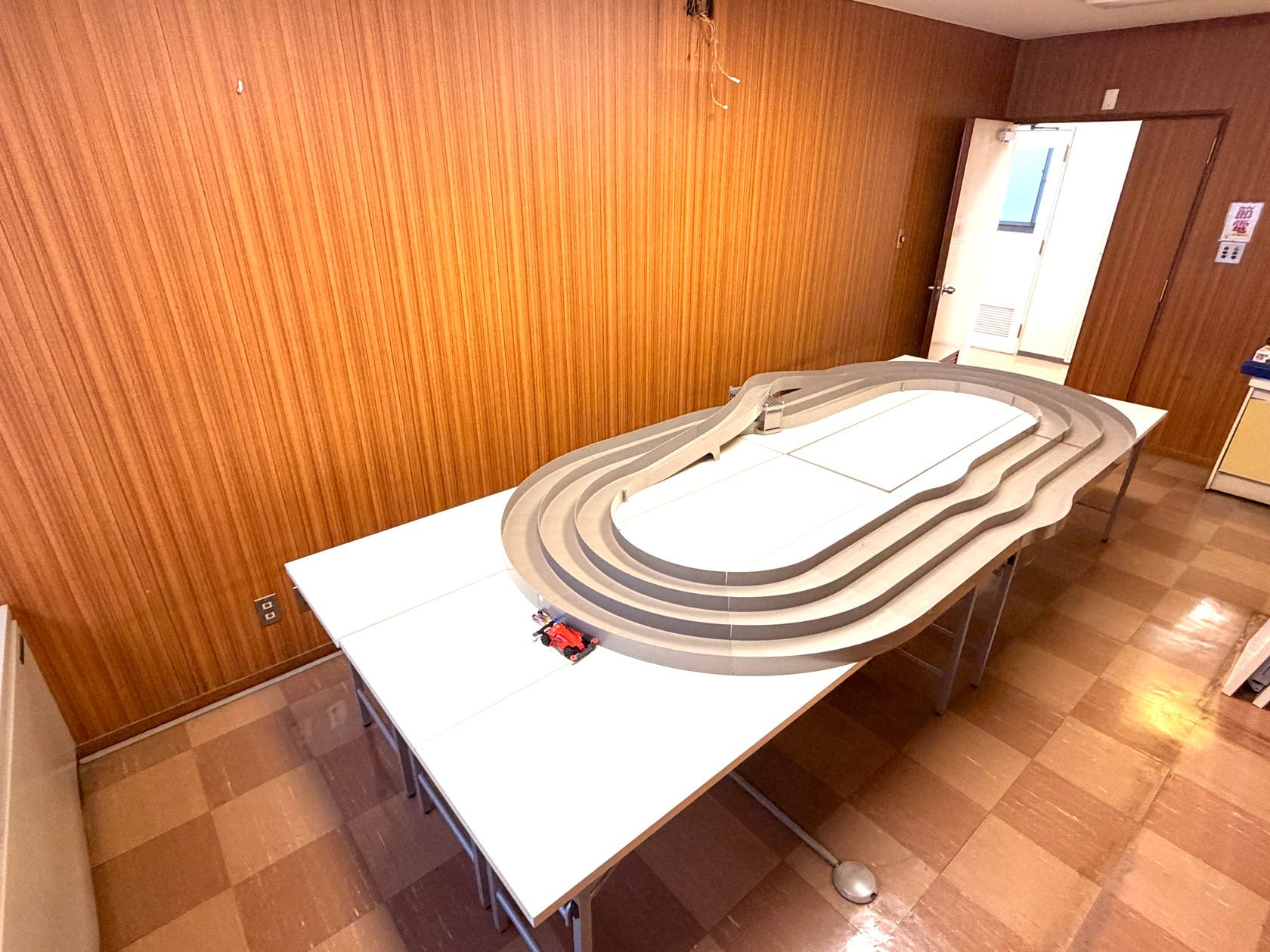 ミニ四駆コースルーム｜飯田橋駅徒歩2分学校跡地のレンタルスペースの写真1