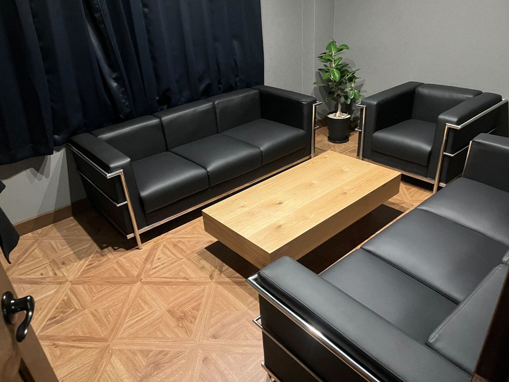 【人形町駅、三越前駅、他2駅から徒歩数分】モニター・フリードリンク、スナック付き会議室の写真1