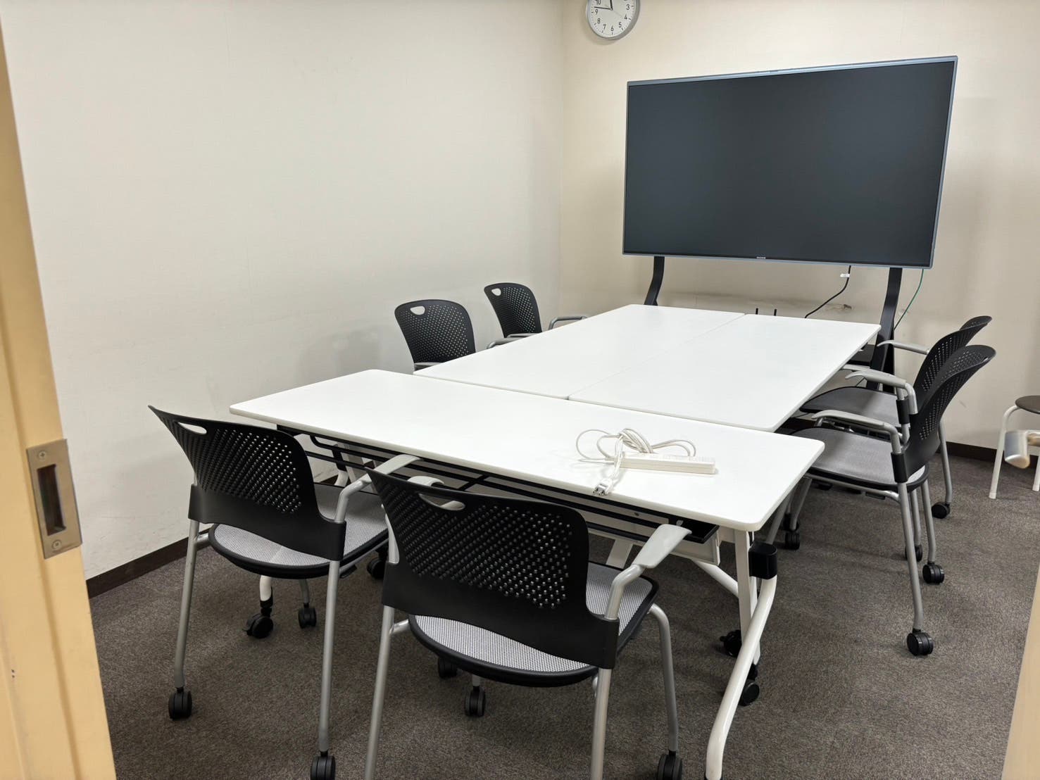 〈会議室Ｂ〉大井町駅徒歩２分 | 最大6名 | WEB会議・研修・面談に最適 | 大型モニタ | 光回線wifi  の写真2
