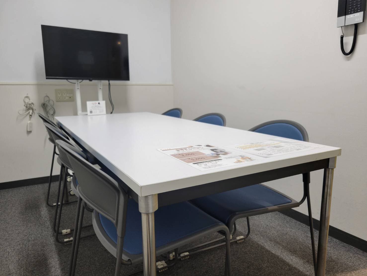 〈会議室Ｃ〉大井町駅徒歩２分 | 最大6名 | WEB会議・研修・面談に最適 | モニタ・ホワイトボード| 光回線wifi  の写真1