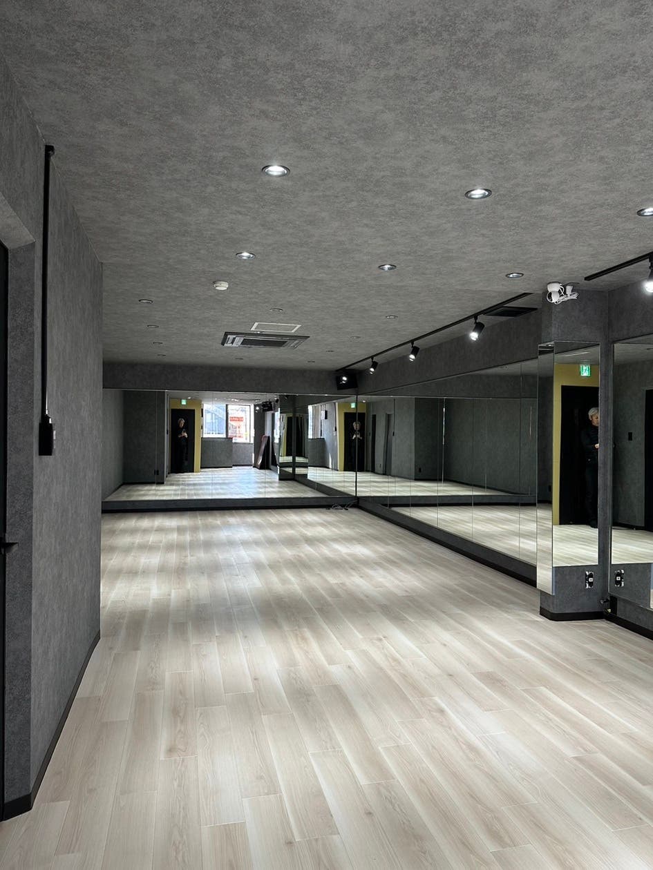 【西大路御池駅から徒歩4分】防音/Wi-Fi完備！広々空間で、大人数でのダンスやワークショップに最適なスタジオです！の写真1