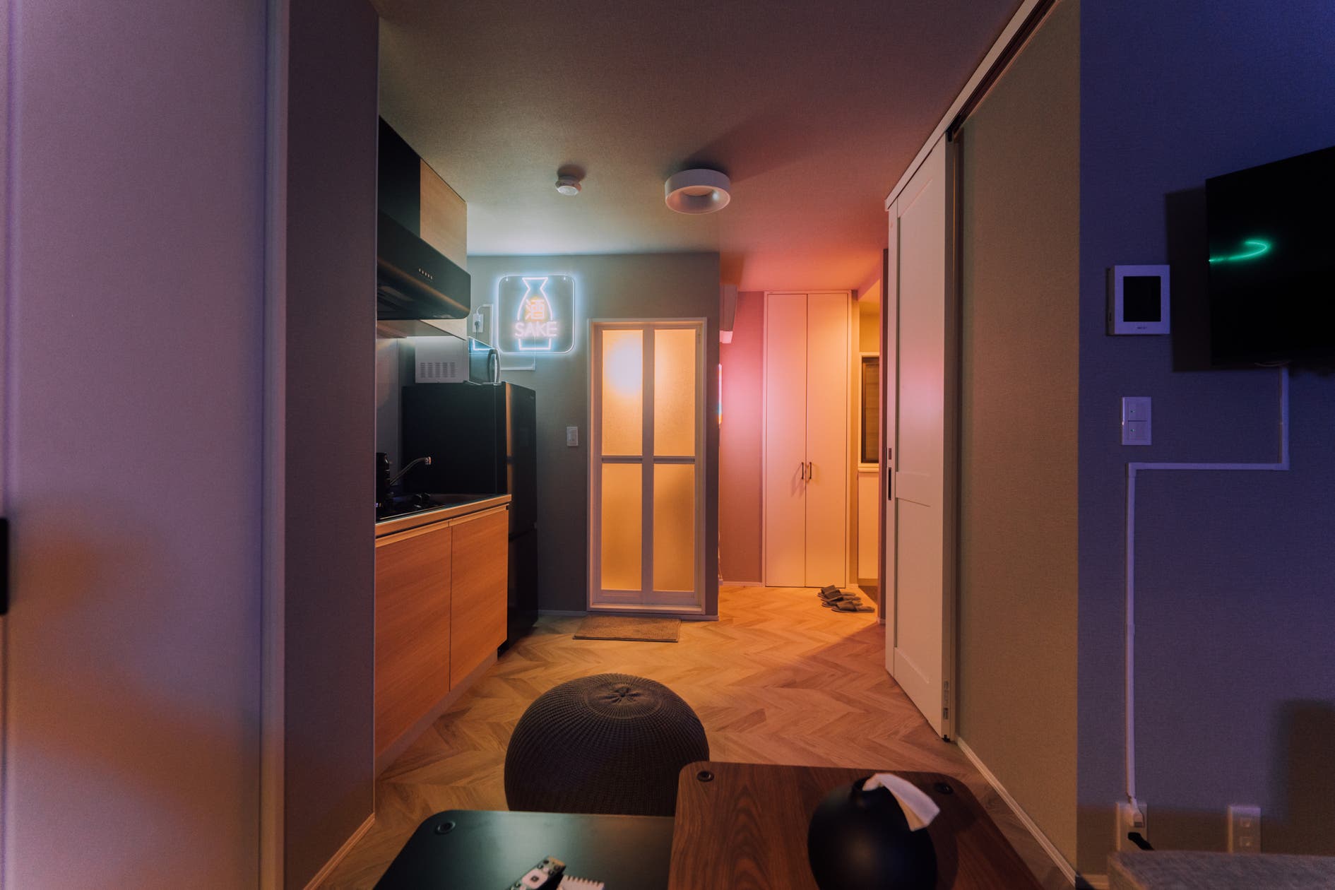 新宿徒歩圏｜ネオンおしゃれ空間｜女子会・撮影・ママ会・パーティー｜最大10名の写真2