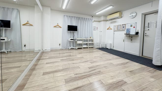 オープン割🎉ダンスに最適個室✨三ノ宮駅徒歩1分|清潔|大型2面鏡|モニター|更衣室|無料備品多数|個人レッスン|ヨガ|ダンスの写真2