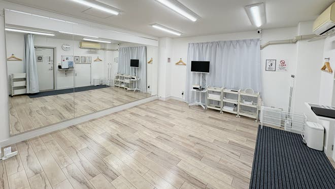 オープン割🎉ダンスに最適個室✨三ノ宮駅徒歩1分|清潔|大型2面鏡|モニター|更衣室|無料備品多数|個人レッスン|ヨガ|ダンスの写真1