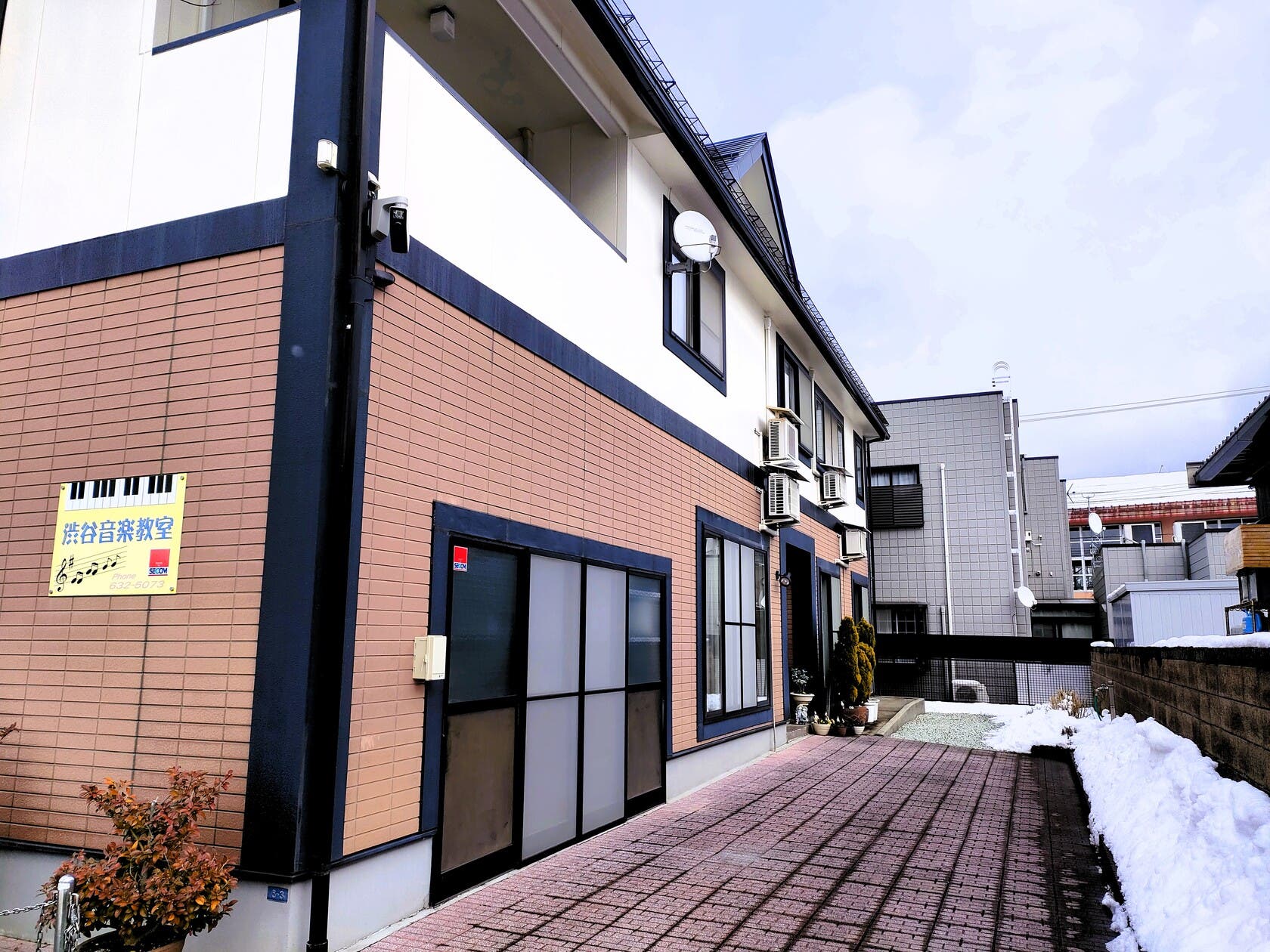 山形市｜グランドピアノ2台完備のレンタル練習室の写真8