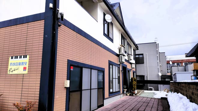 山形市|グランドピアノ2台完備のレンタル練習室の写真8