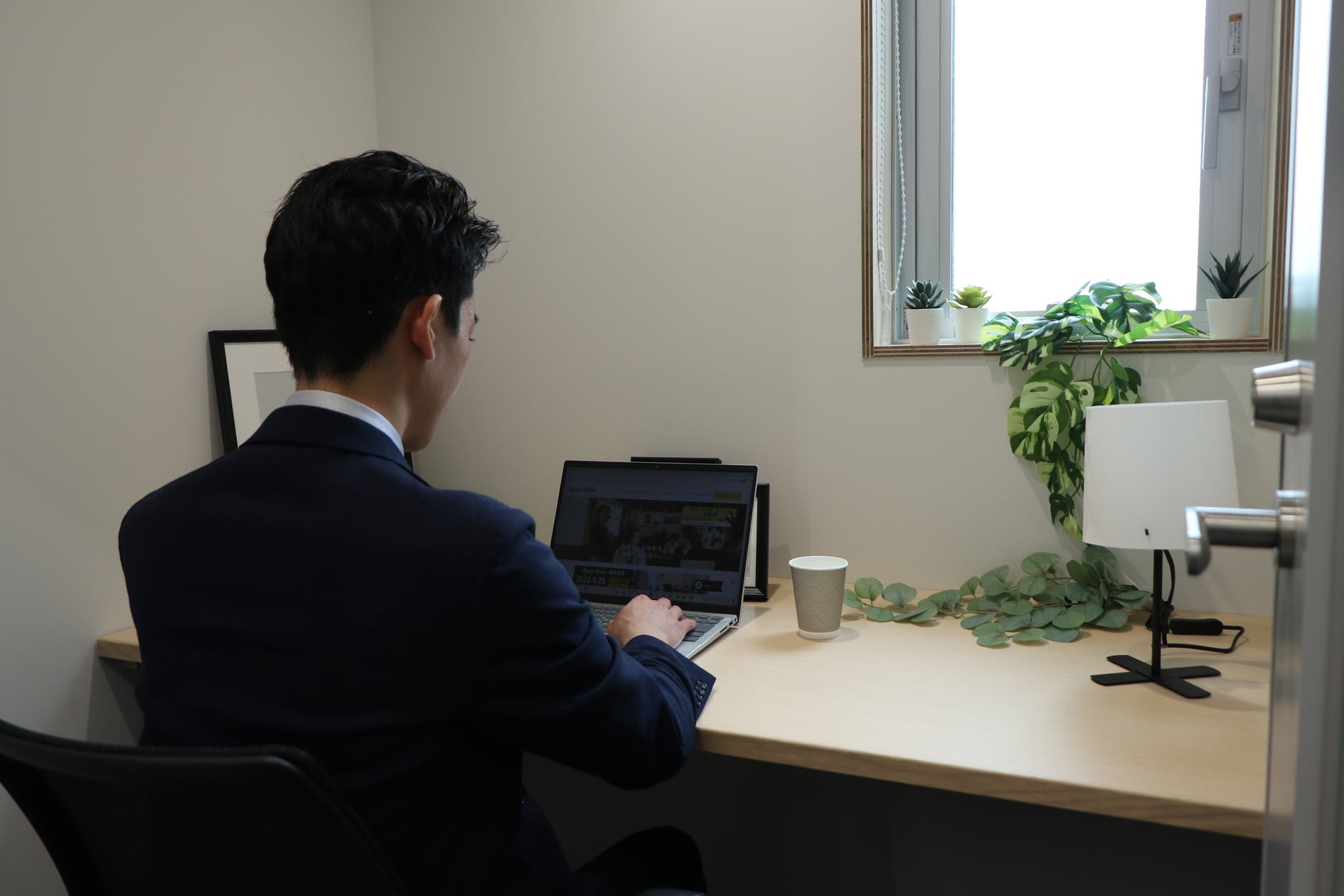 【鍵付き1名個室B】西新宿五丁目駅徒歩4分！フリードリンク/Wi-Fi/充電器/テレワークやWeb会議に最適の写真2