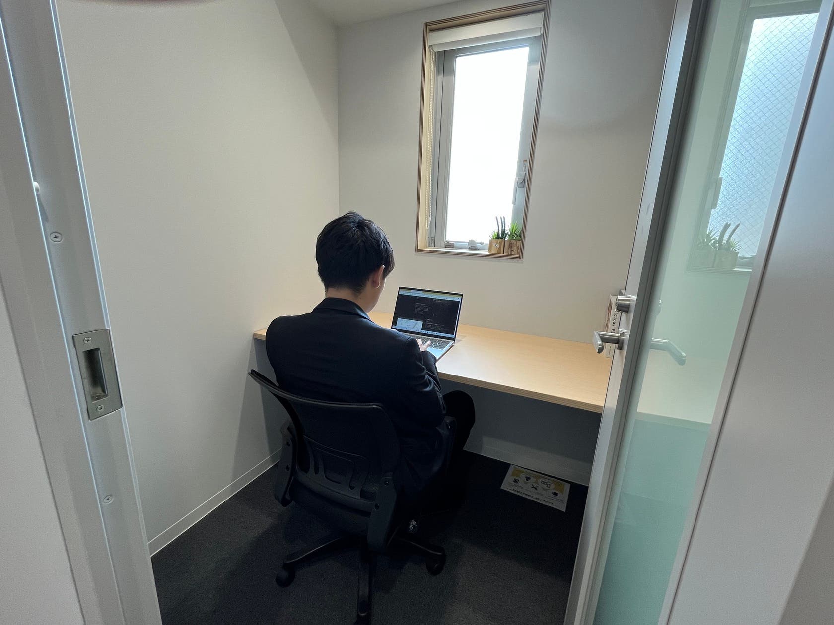 【鍵付き1名個室B】西新宿五丁目駅徒歩4分！フリードリンク/Wi-Fi/充電器/テレワークやWeb会議に最適の写真7