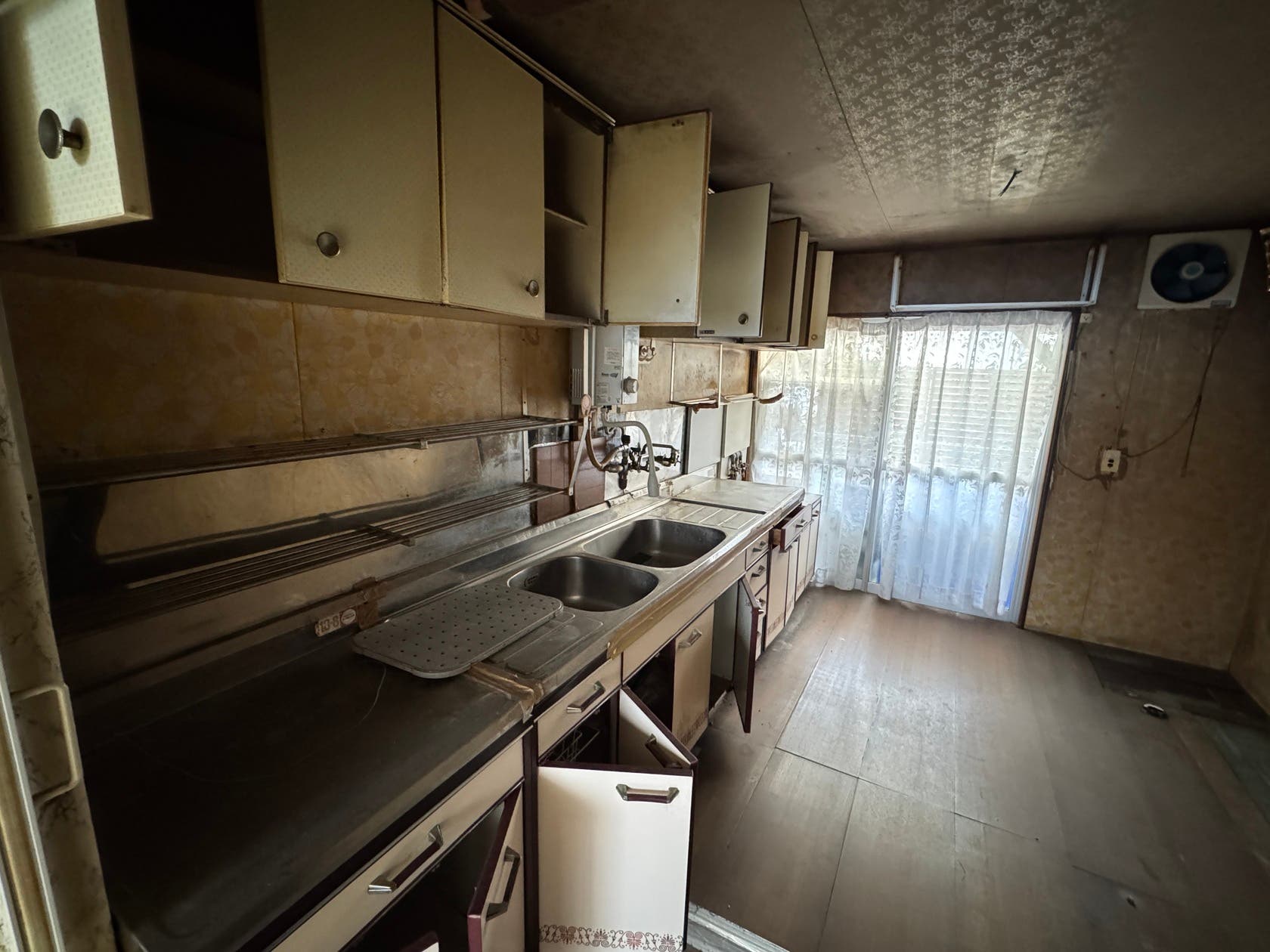 生活の痕跡が残る昭和レトロな空き家。廃墟撮影・コスプレ撮影に最適の写真1