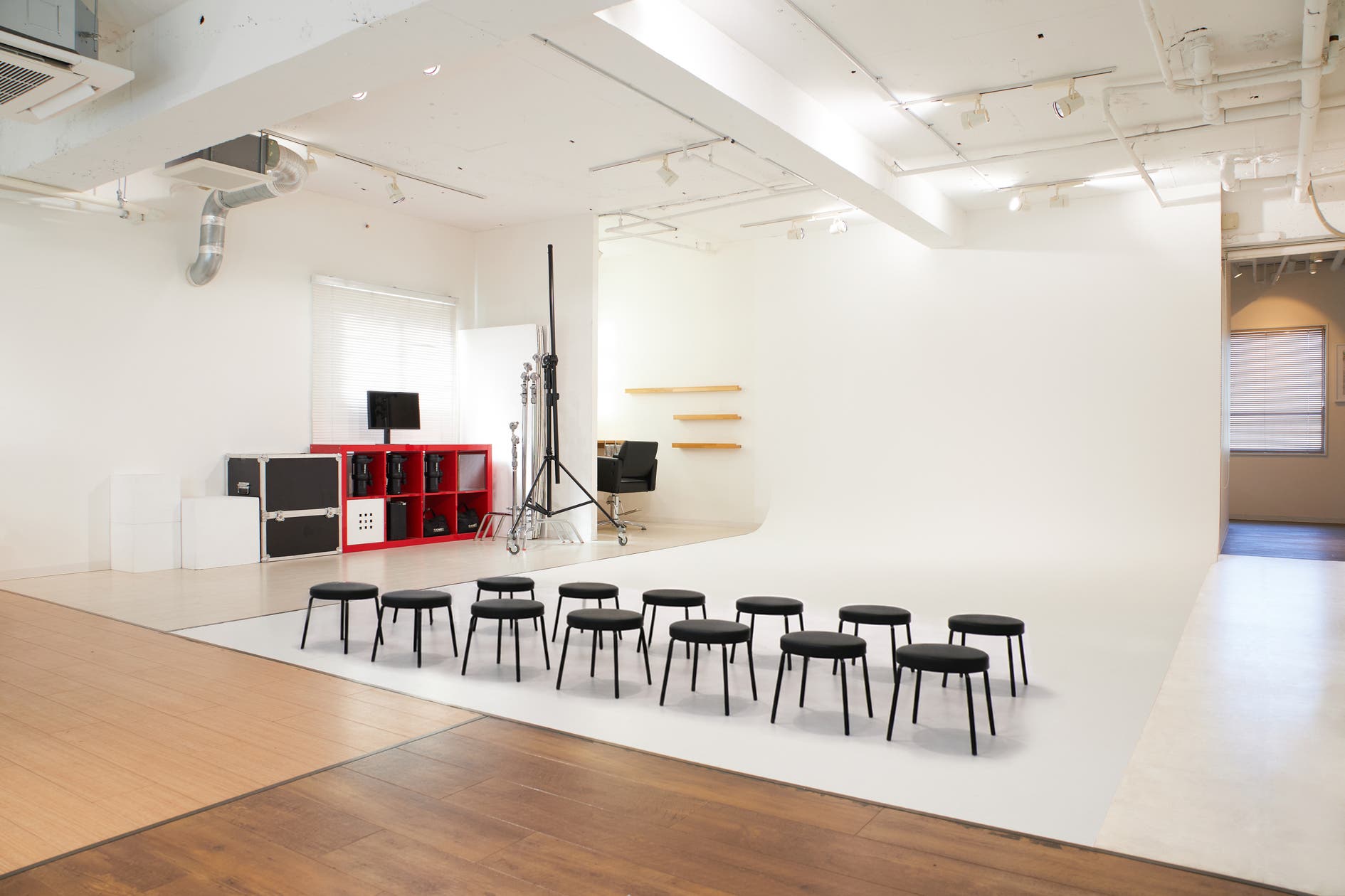 駅近！美容技術セミナー・定期講習に対応。 施術可能な白ホリスタジオ。シャンプー台・メイクブース完備。収録・配信利用も可。の写真1