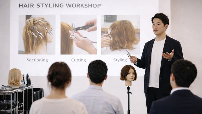 駅近!美容技術セミナー・定期講習に対応。 施術可能な白ホリスタジオ。シャンプー台・メイクブース完備。収録・配信利用も可。の写真2