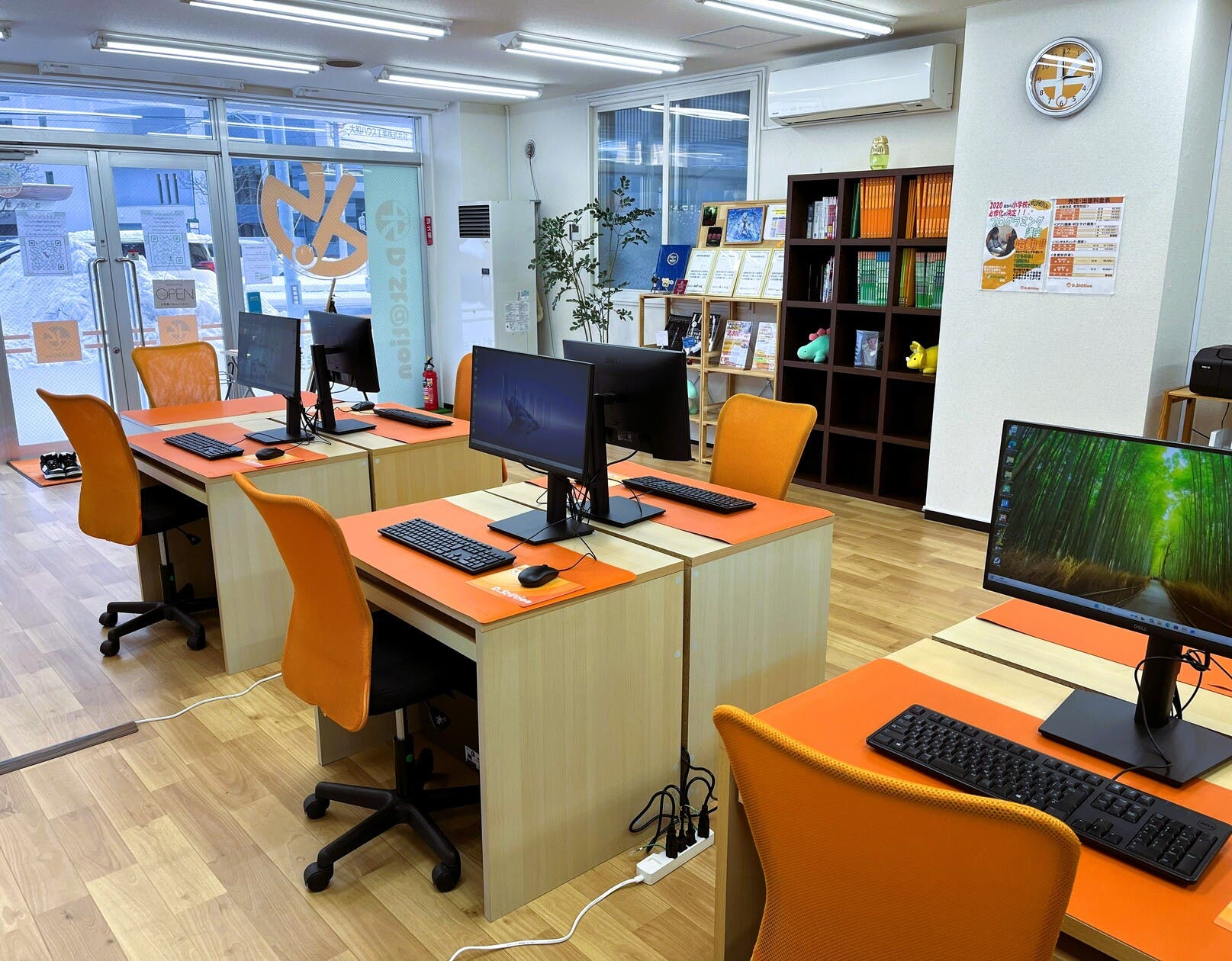駅から徒歩1分！カフェ風パソコン教室がコワーキングスペースとして開放中！の写真1
