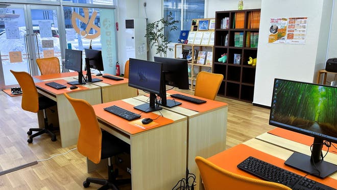 駅から徒歩1分!カフェ風パソコン教室がコワーキングスペースとして開放中!の写真1