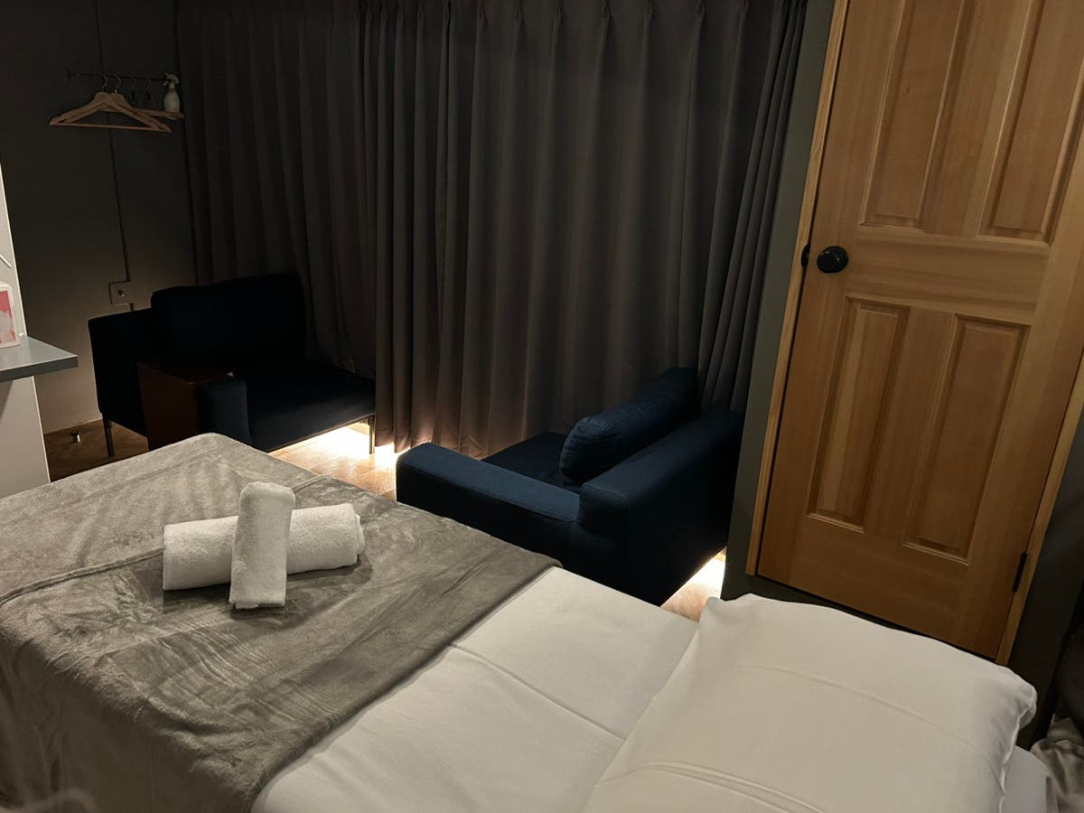 【福岡祇園駅 5番出口から徒歩3分】ホテルの客室をサロンに！対面の椅子があるお部屋です！【201号室】minoribaの写真1