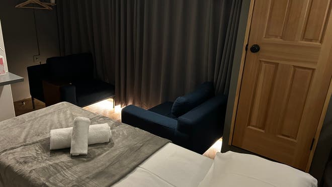 【福岡祇園駅 5番出口から徒歩3分】ホテルの客室をサロンに!対面の椅子があるお部屋です!【201号室】minoribaの写真1