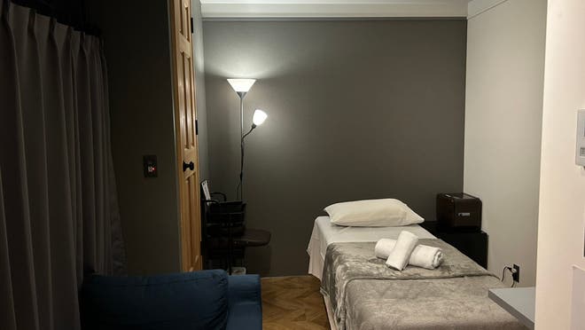 【福岡祇園駅 5番出口から徒歩3分】ホテルの客室をサロンに!対面の椅子があるお部屋です!【201号室】minoribaの写真2