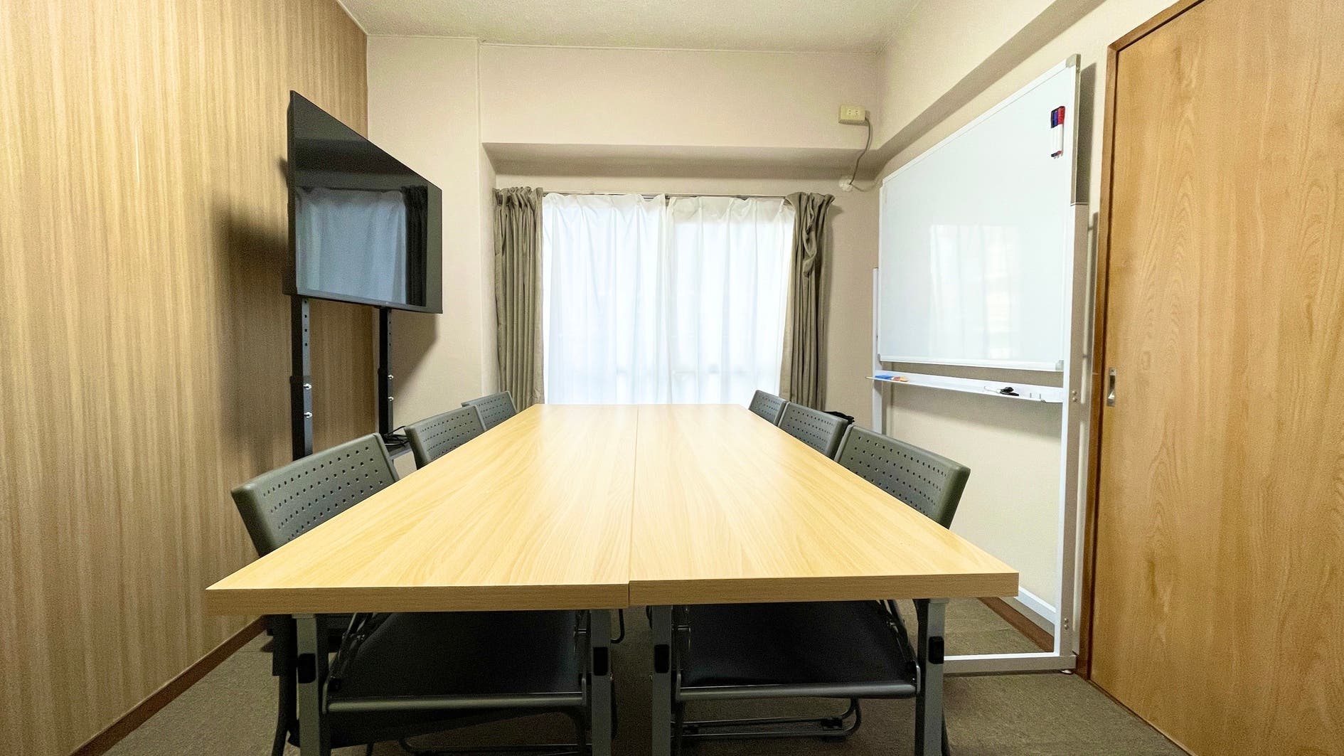 名古屋駅5分｜2部屋構成｜会議室＋リビング控室付き｜最大10名・Wi-Fi完備の写真1