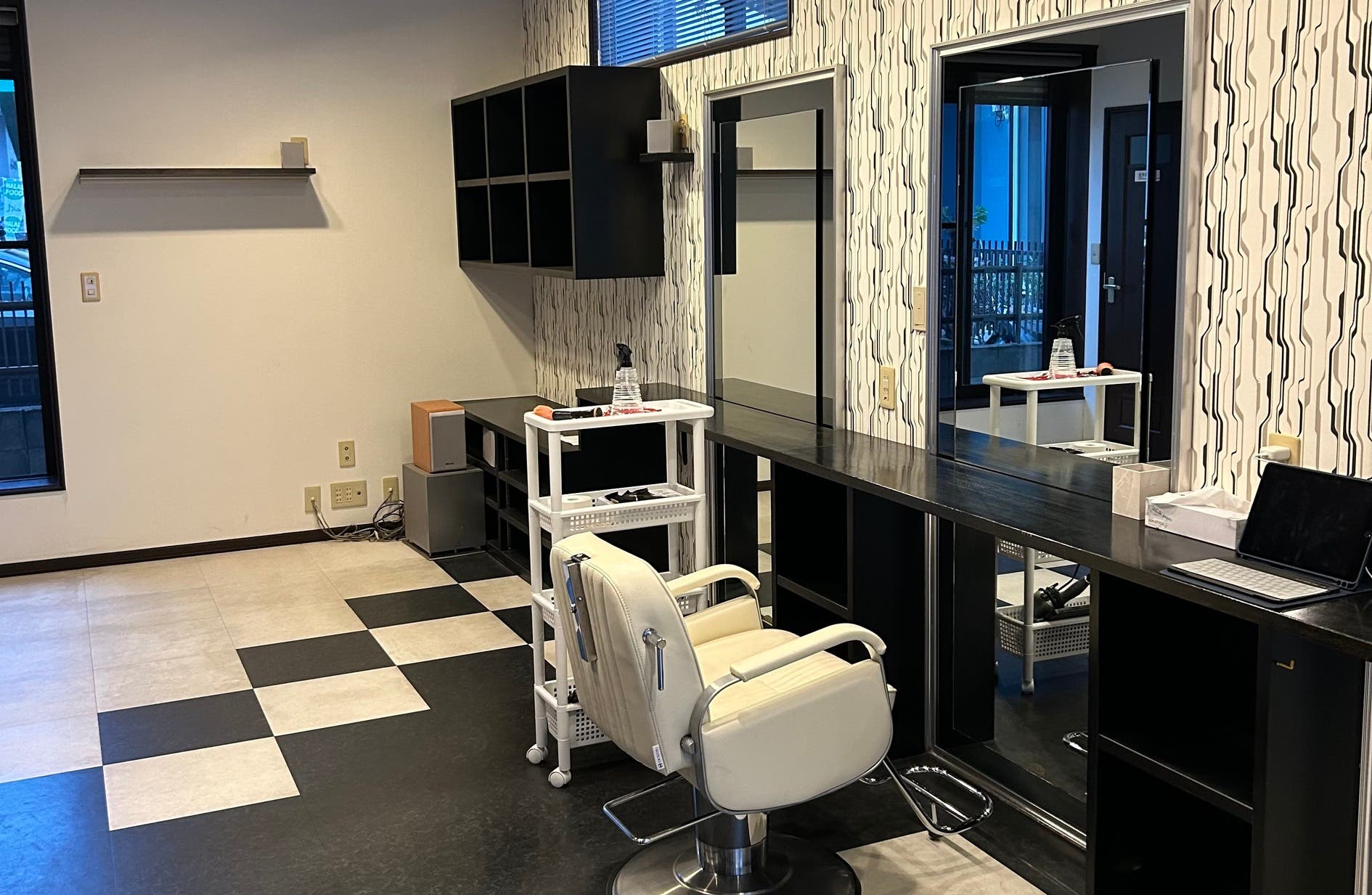 蕨駅から徒歩5分！セット面は2面！アシスタントアカデミーやレッスンとしてもご利用可能！の写真1