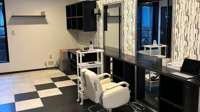 蕨駅から徒歩5分!セット面は2面!アシスタントアカデミーやレッスンとしてもご利用可能!の写真1