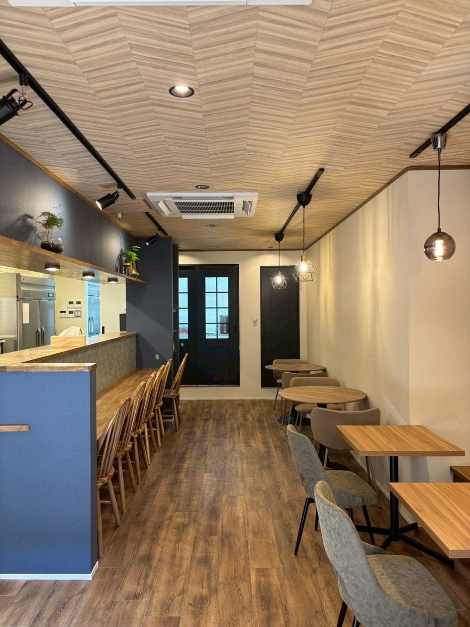 【駅徒歩1分】2025年11月OPEN！木の温もり溢れるカフェ空間スペースの写真1