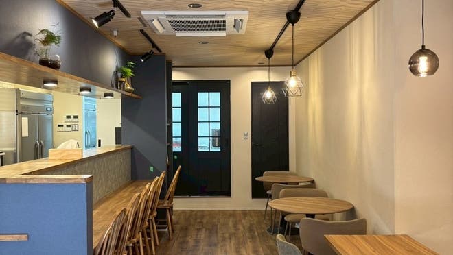 【駅徒歩1分】2025年11月OPEN!木の温もり溢れるカフェ空間スペースの写真1